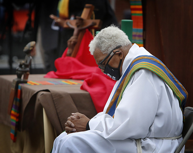 Deacons hold 10th sunrise service praying for an end to violence ...