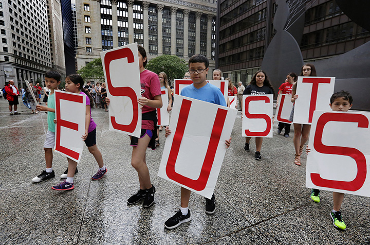 "Jesus in the Streets" procession - Photos - Chicago Catholic - Chicago ...