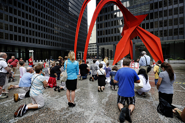 "Jesus in the Streets" procession - Photos - Chicago Catholic - Chicago ...