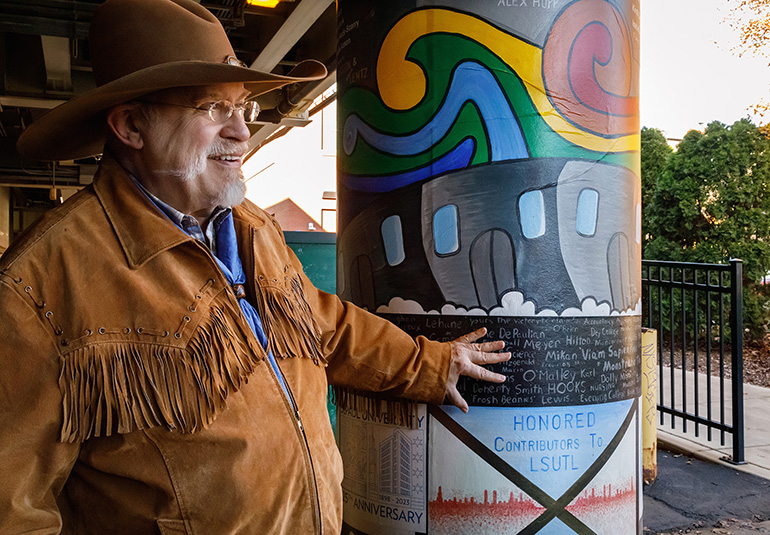 Murals at Fullerton L stop highlight history of DePaul University ...