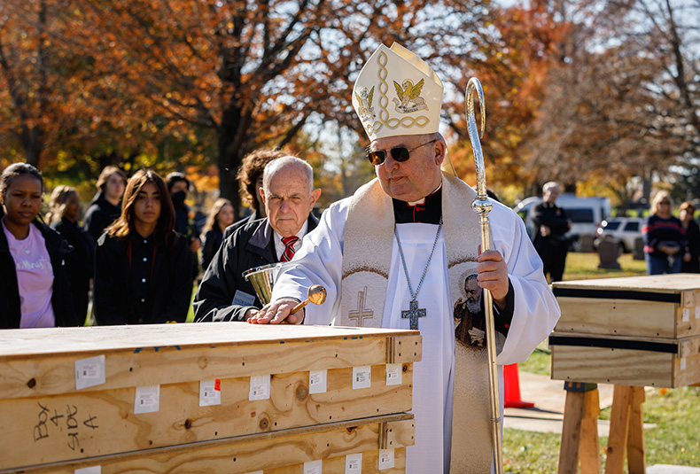 Students from Catholic high schools serve as pallbearers at indigent ...