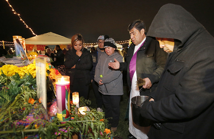 Remembering loved ones on Day of the Dead - Photos - Chicago Catholic
