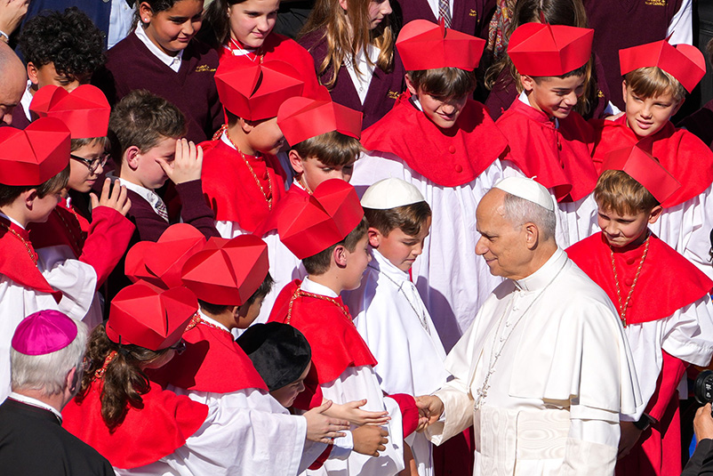 Students from mock conclave meet Pope Leo XIV - Chicagoland - Chicago ...