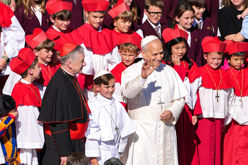 Students from mock conclave meet Pope Leo XIV - Chicagoland - Chicago ...
